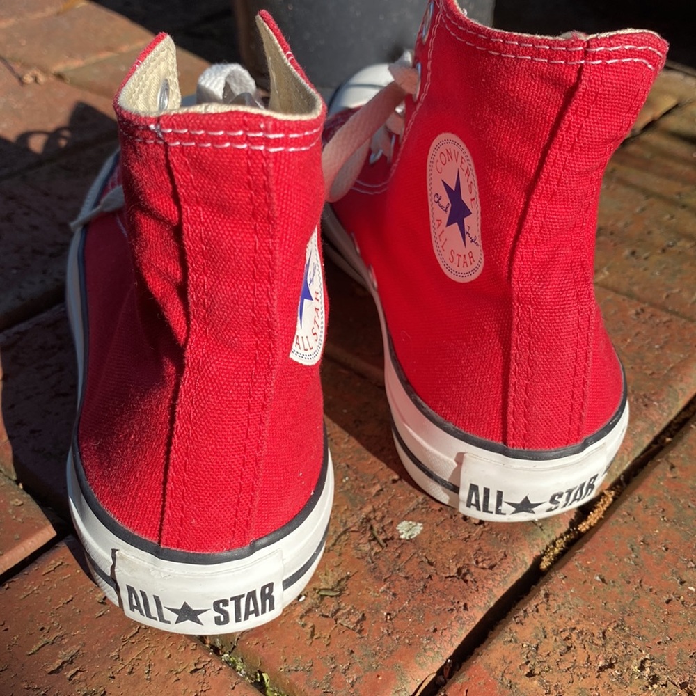 Red High-Top Converse Chuck Taylor All Stars - Gem
